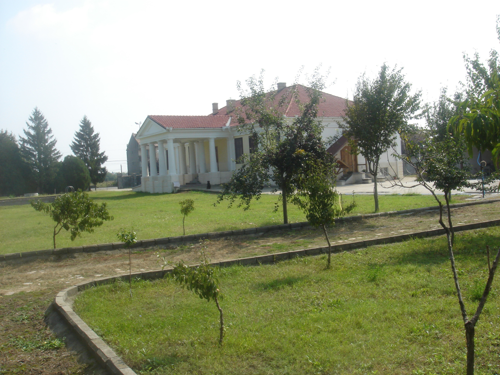 Vand conac boieresc construit in anii 1860 de baronul P.U. situat la ...